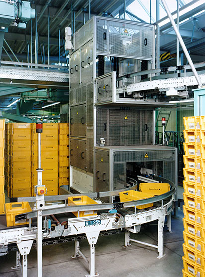 Continuous Vertical Conveyors for Platforms Transport Items | NERAK Systems